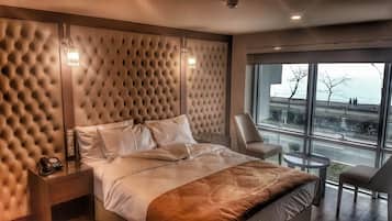 Suíte | Roupas de cama premium, frigobar, cofres nos quartos, escrivaninha