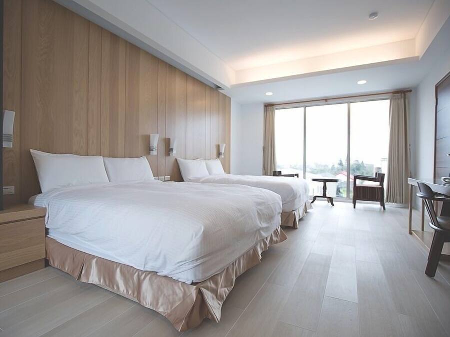 Quarto quádruplo conforto | Individualmente decorados, escrivaninha, cortinas blackout