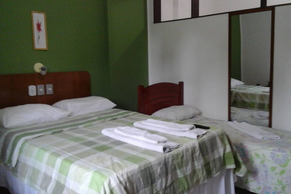 Quarto quíntuplo | Escrivaninha, cortinas blackout, ferros/tábuas de passar roupa