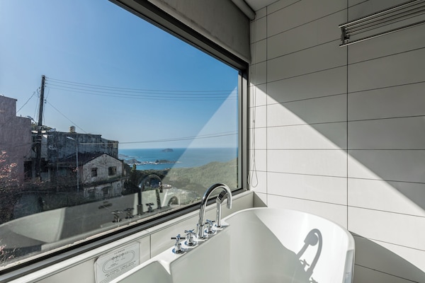 Quarto quádruplo panorâmico, 2 camas de casal | Banheiro | Secador de cabelo, chinelos, toalhas de banho