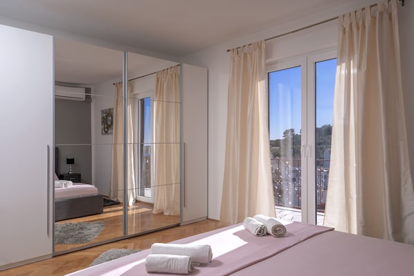 Apartamento luxo, 2 quartos, de frente para o mar | Escrivaninha, ferros/tábuas de passar roupa, Wi-Fi de cortesia