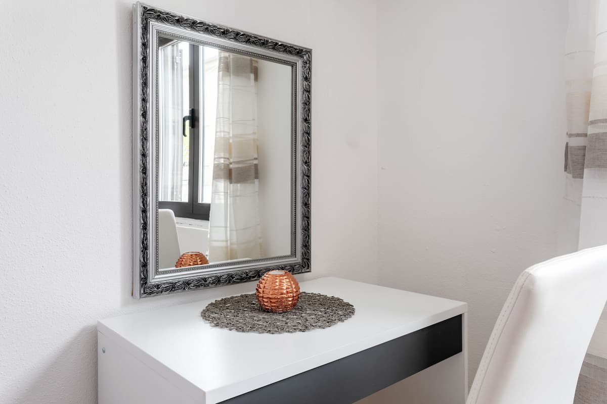 Apartamento, 1 quarto, terraço, ao lado da piscina | 2 quartos, escrivaninha, ferros/tábuas de passar roupa