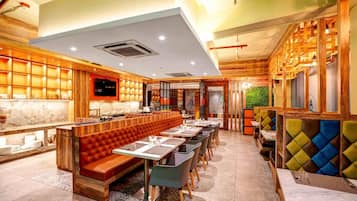 Almoços e jantares servidos, incluindo cozinha internacional