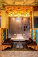 Almoços e jantares servidos, incluindo cozinha internacional 