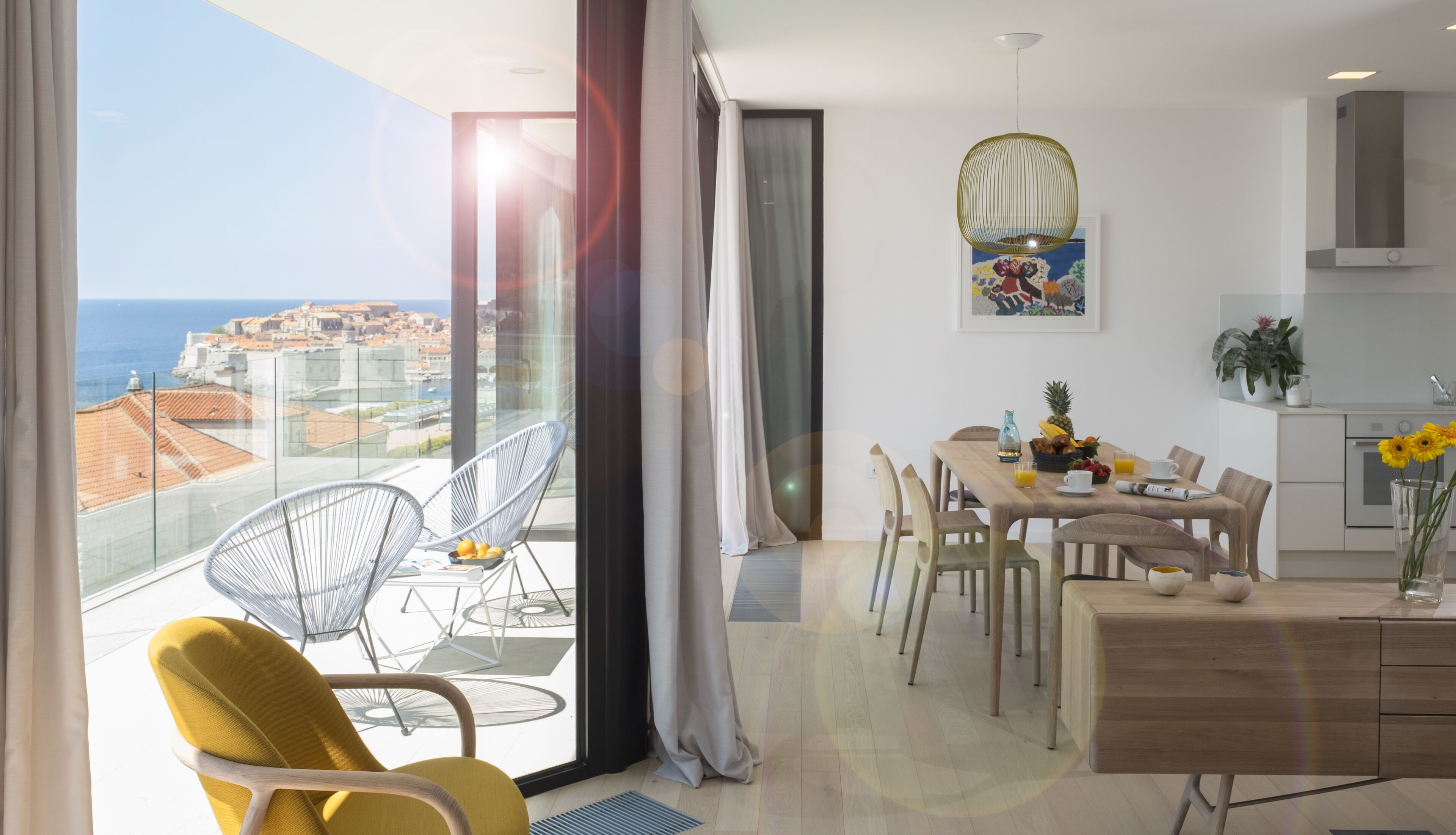 Elite Three Bedroom Apartment with spectacular Sea View and Balcony | Sala de estar | TV de ecrã plano 