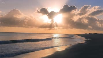 Na praia, praia de areia branca, toldos de praia gratuitos