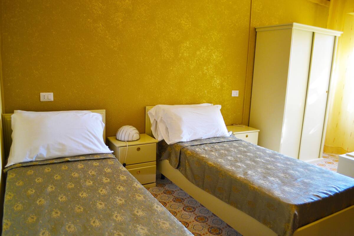 Cofres nos quartos, escrivaninha, berços grátis, Wi-Fi de cortesia