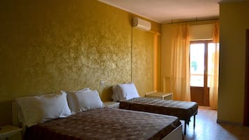 Quarto quádruplo, sacada, vista para o jardim | Cofres nos quartos, escrivaninha, berços grátis, Wi-Fi de cortesia