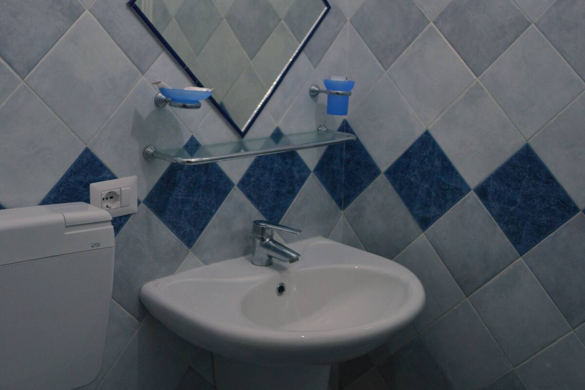 Banheiro | Chuveiro, produtos de toalete grátis, secador de cabelo, bidê