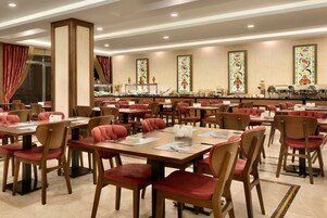Pequeno-almoço tipo buffet diário mediante uma taxa 