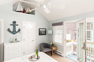 Quarto Deluxe, 1 cama king-size | Roupa de alta qualidade, cofre no quarto, quartos insonorizados 