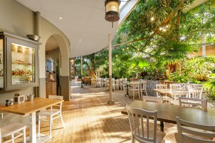 2 restaurantes: opção de café da manhã, almoço e jantar