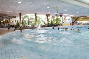 Piscina interna, piscina externa, salva-vidas no local