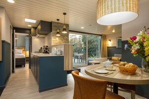 Casa de Campo Deluxe (VIP ) | Cozinha privada | Um frigorífico, um micro-ondas, uma placa de cozinha