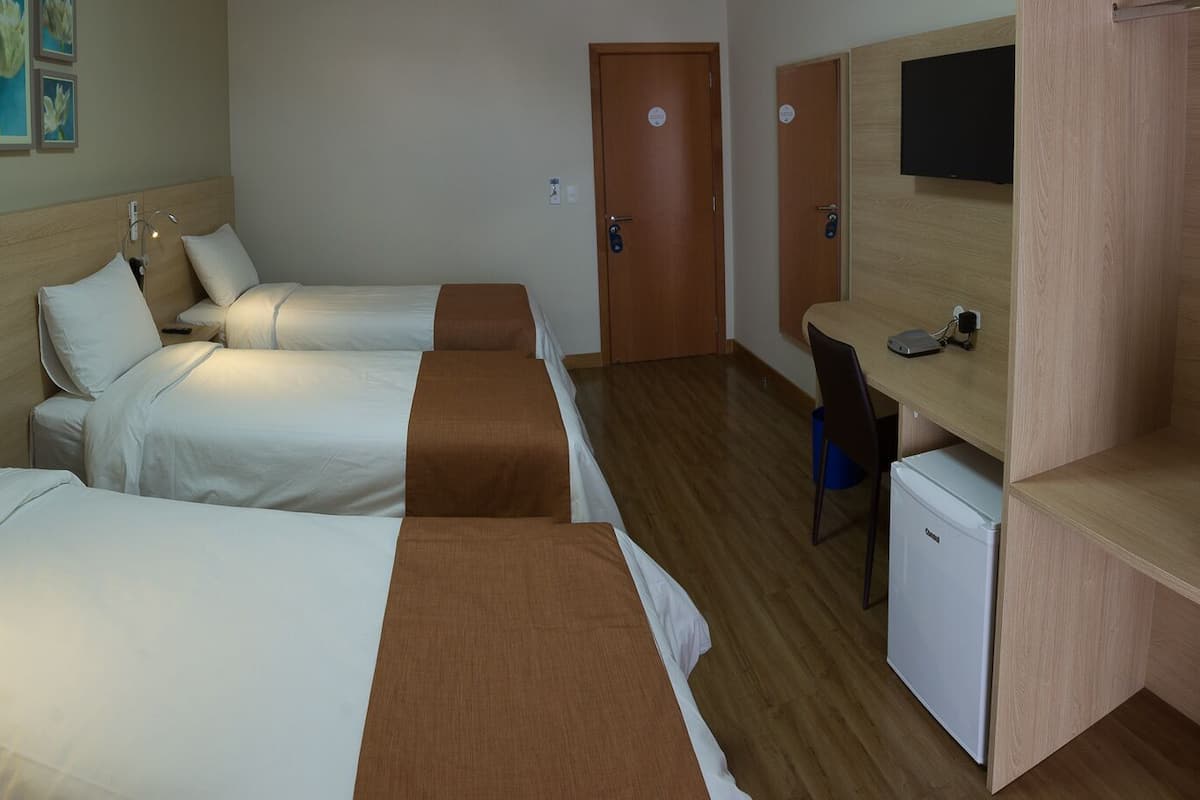 Quarto Triplo Comfort, 3 camas individuais | Roupa hipoalergénica, minibar, secretária, cortinas/cortinados opacos