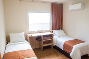 Quarto Twin, acessível (Double Room PCD) | Roupa hipoalergénica, minibar, secretária, cortinas/cortinados opacos 