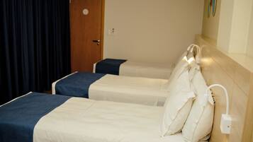 Quarto triplo, 3 camas de solteiro, vista para a cidade | Roupas de cama antialérgicas, frigobar, escrivaninha, cortinas blackout