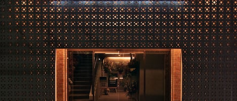 Fachada da propriedade à noite