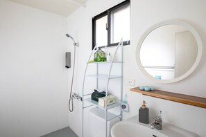 Quarto Quádruplo Deluxe, 1 cama de casal e sofá-cama | Casa de banho | Um polibã, artigos de higiene pessoal grátis, um secador de cabelo 