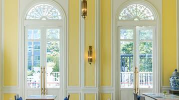 Pequeno-almoço continental diário (350 THB por pessoa)