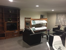 Suite Familiar, vista para o jardim | Sala | TV de ecrã plano 