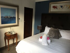 Quarto casal | Roupas de cama premium, escrivaninha, quartos à prova de som
