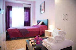 Quarto Comfort, 1 cama de casal | Edredões de penas, secretária, Wi-fi grátis, roupa de cama fornecida 