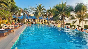 Piscina exterior, da(s) 8:30 à(s) 22:00, espreguiçadeiras