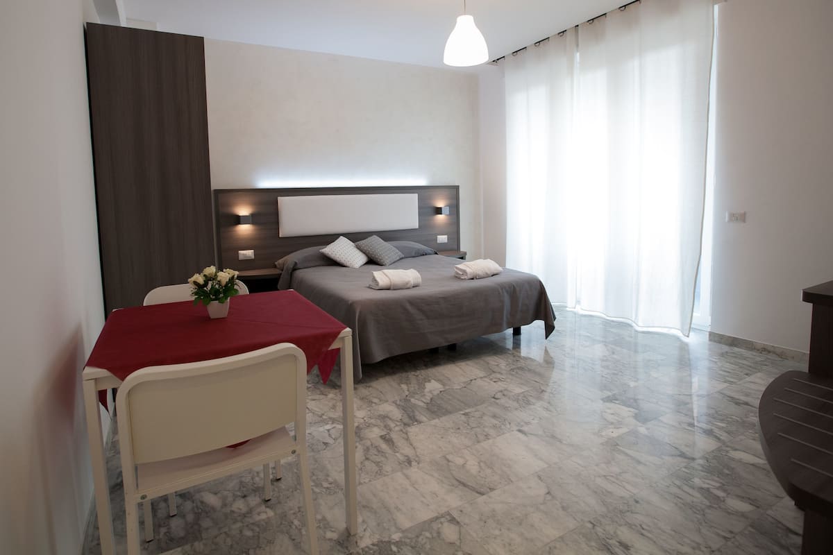 Quarto triplo | Roupas de cama premium, frigobar, cofres nos quartos
