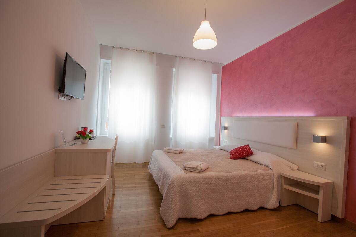 Roupas de cama premium, frigobar, cofres nos quartos