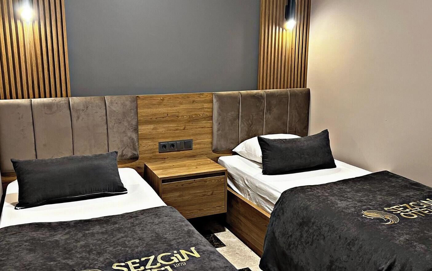 Suíte família, 3 quartos | Frigobar (abastecido com itens grátis), escrivaninha