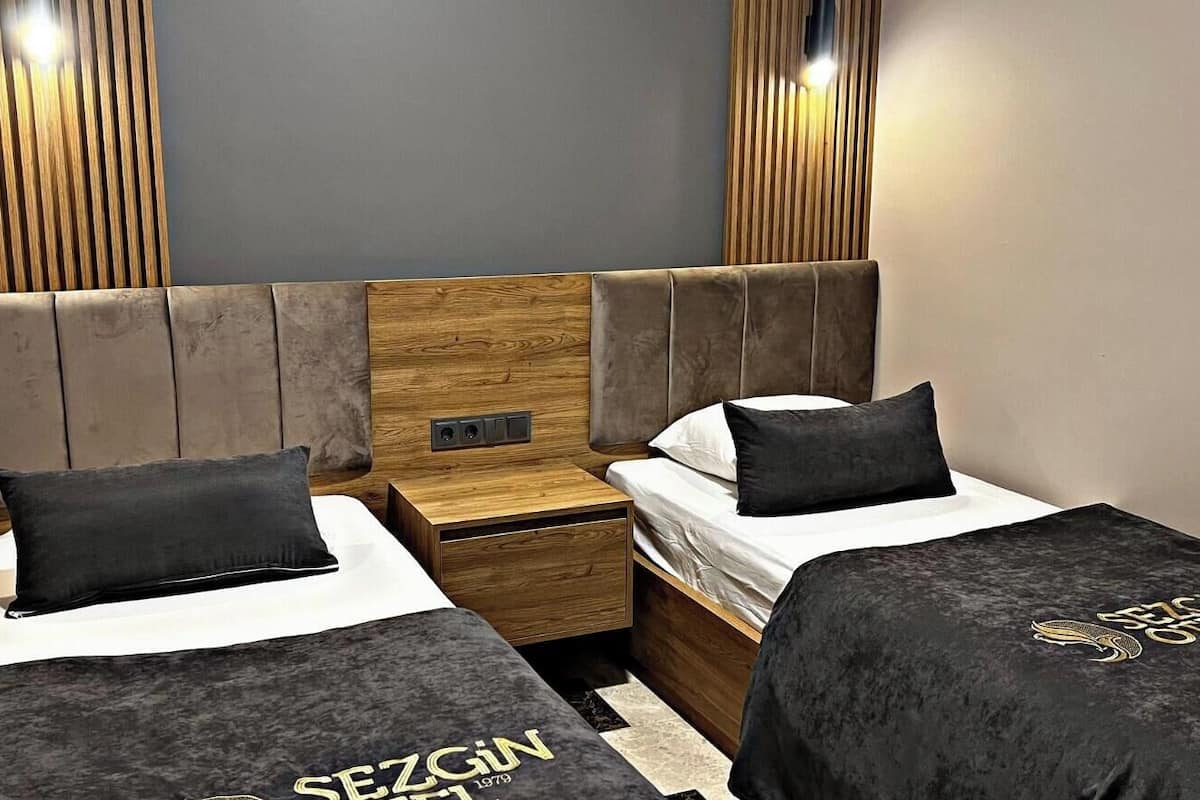 Suíte família, 3 quartos | Frigobar (abastecido com itens grátis), escrivaninha