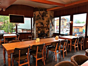 Almoços e jantares servidos, incluindo cozinha turca