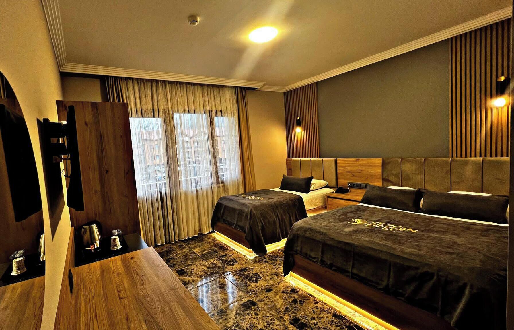 Quarto família, quartos conectados | Frigobar (abastecido com itens grátis), escrivaninha