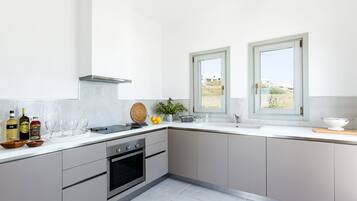 Vila, 3 quartos, banheira de hidromassagem, vista para o mar | Cozinha privada | Geladeira grande, fogão, cooktop, máquina de café expresso