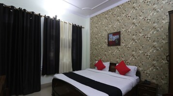 Quarto Duplo Deluxe, 1 cama de casal, varanda | Cofre no quarto, secretária, camas desdobráveis, Wi-fi grátis 