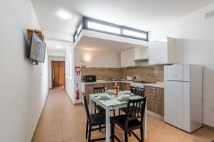 Cobertura panorâmica, vista para o mar | Cozinha privada | Geladeira, micro-ondas, fogão, cooktop