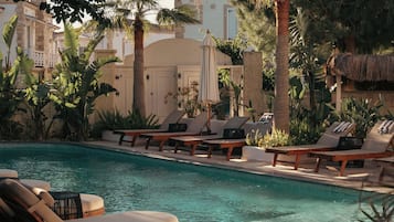 Piscina externa sazonal, guarda-sóis, espreguiçadeiras