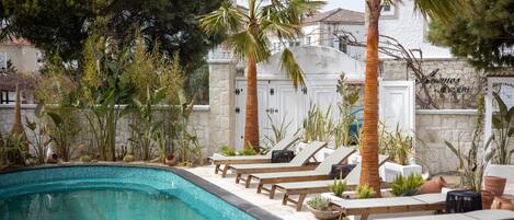 Piscina exterior sazonal, guarda-sóis, espreguiçadeiras