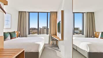 Roupas de cama premium, cofres nos quartos, escrivaninha