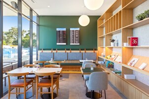 Pequeno-almoço tipo buffet diário mediante uma taxa