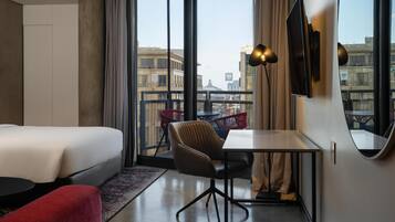 Suite Júnior, varanda (V&A Waterfront View) | Minibar, cofre com capacidade para portátil, secretária