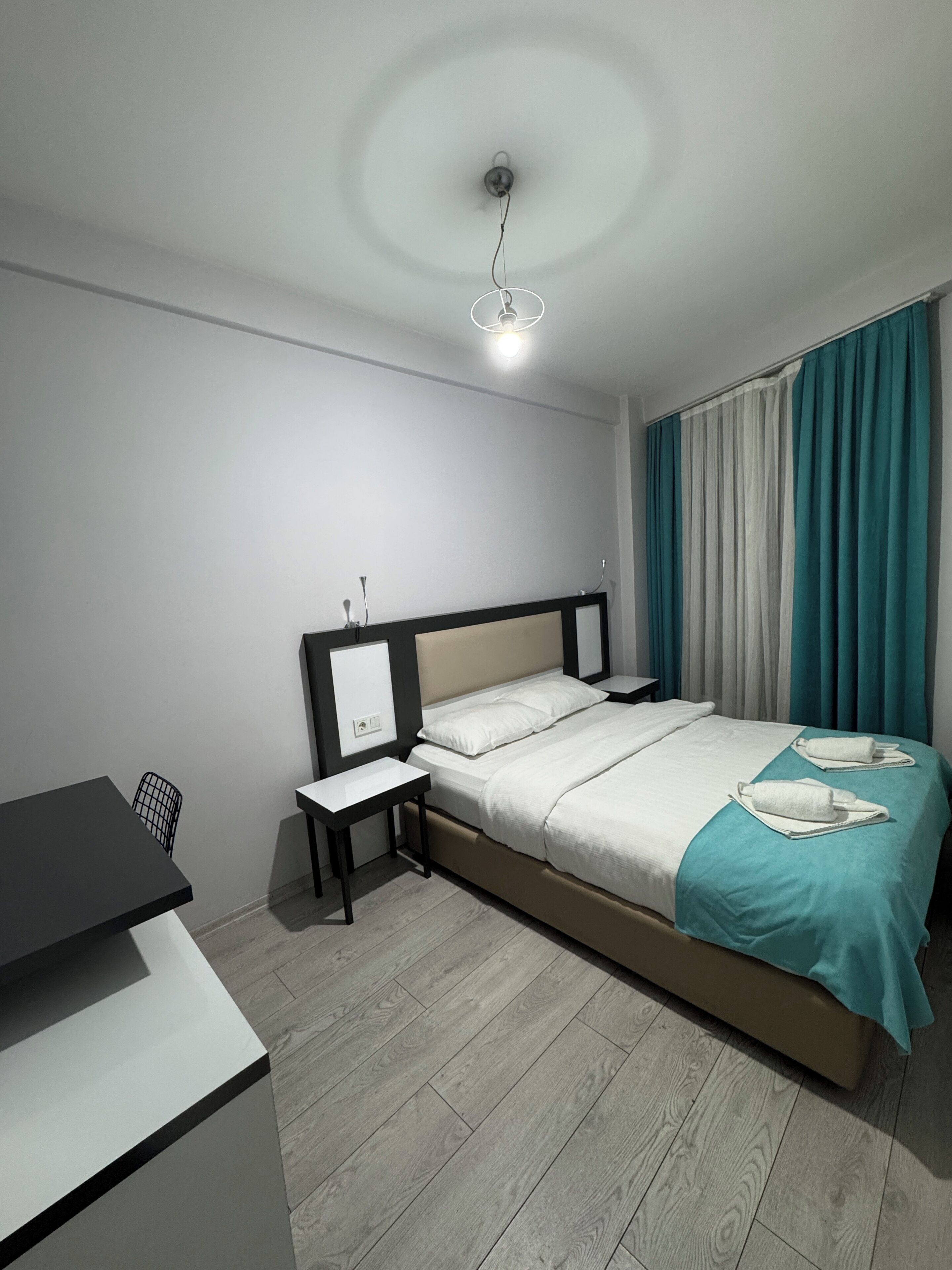 Apartamento superior | Frigobar, escrivaninha, Wi-Fi de cortesia, roupa de cama