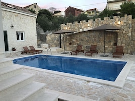 Piscina exterior sazonal, guarda-sóis, espreguiçadeiras