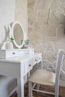 Suite Familiar, junto à piscina | Sala de estar | TV de ecrã plano, Netflix, serviços de streaming