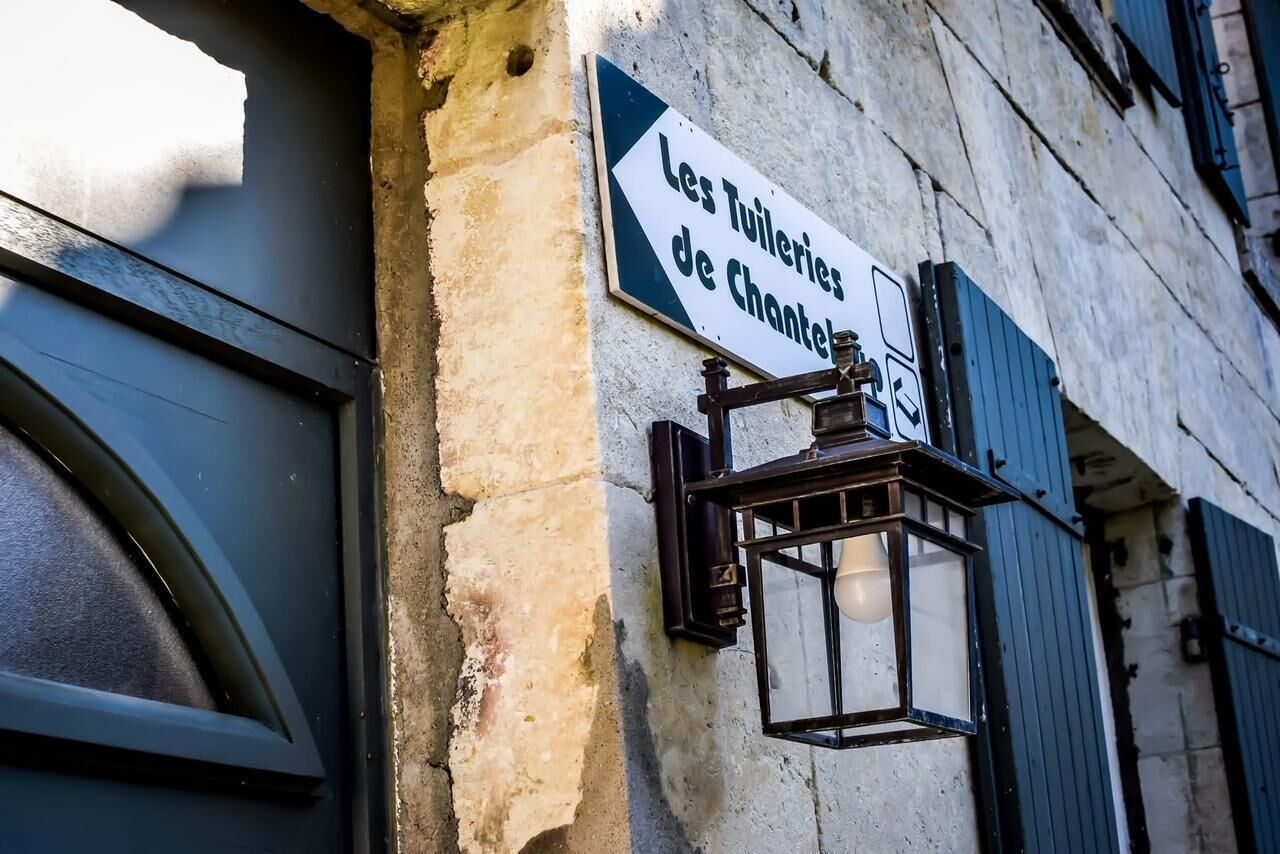 Um edifício com uma placa que diz 