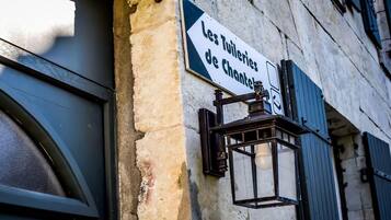 Um edifício com uma placa que diz