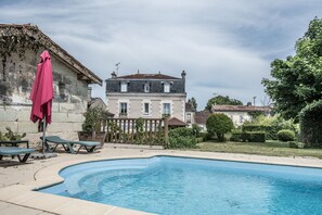 Piscina exterior, espreguiçadeiras 