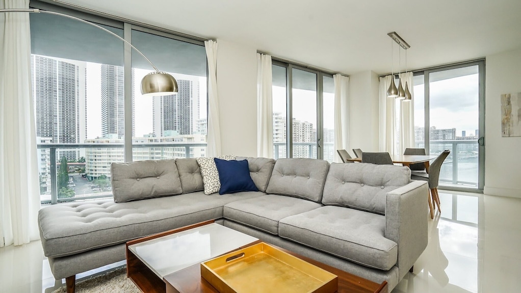 Nuevo Lujoso 3bdr En El Beachwalk Resort - Hallandale Beach, FL