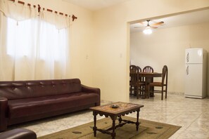 2 quartos, cortinas/cortinados opacos, ferro/tábua de engomar